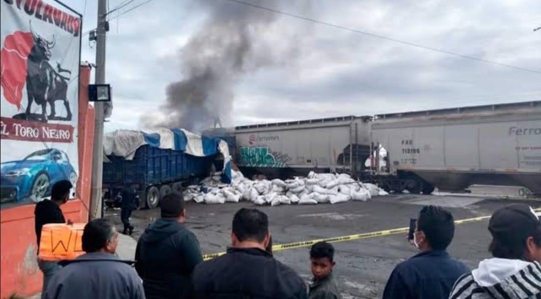 Trailer termina en llamas al ser chocado por ferrocarril - La Expresión ...
